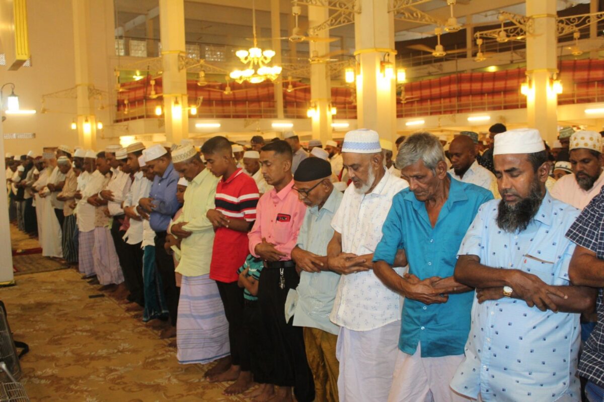 Ramadan Festival prayers at Colombo Grand Mosque draws worshippers from ...