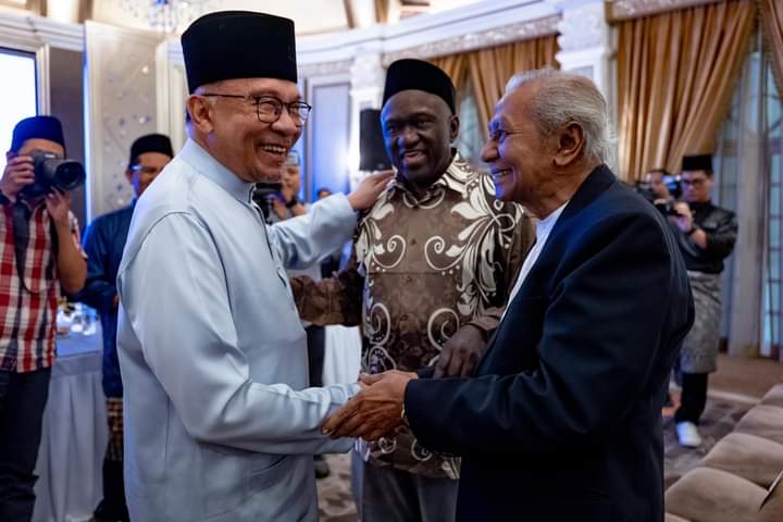 Patron of the All Ceylon YMMA Conference meets Malaysian prime minister ...