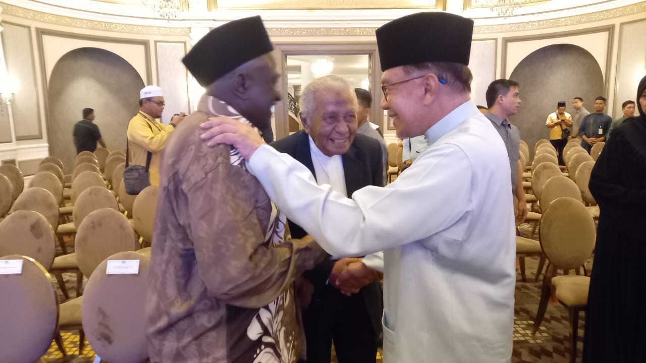 Patron of the All Ceylon YMMA Conference meets Malaysian prime minister ...
