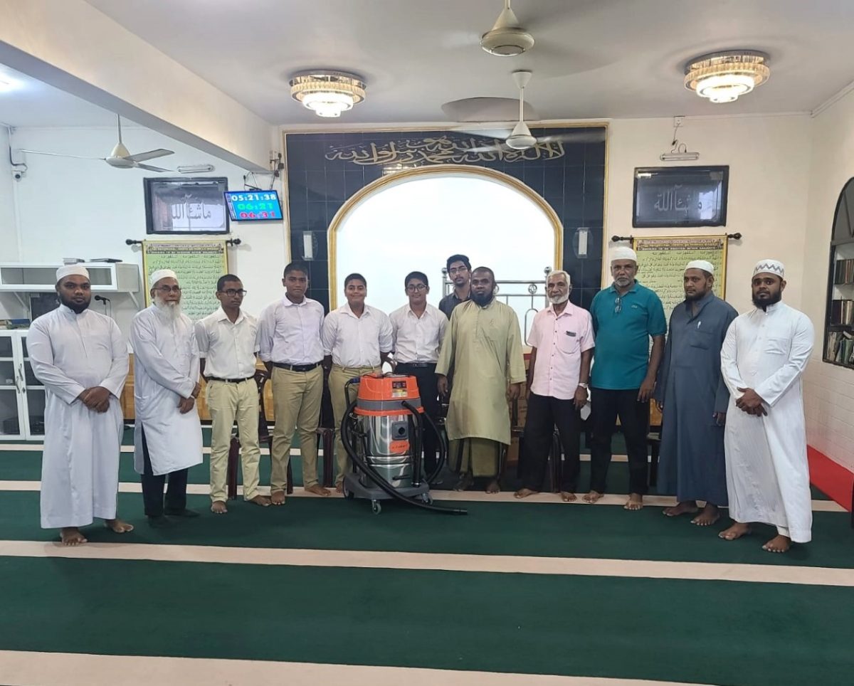 Royal College students donate a vacuum cleaner to a mosque in Colombo ...
